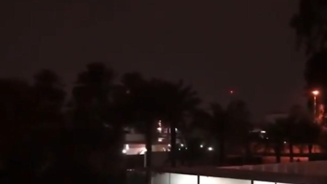 突发!伊拉克首都美国使馆区附近遭3枚火箭弹袭击 防空警报长鸣