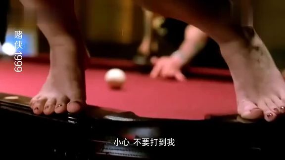 小伙喜欢上美女,要强行带她走,不料遇上美女的哥哥,这下好看了