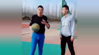 篮球教学:今天给大家讲解转身后仰跳投动作,看完大家记得多练习