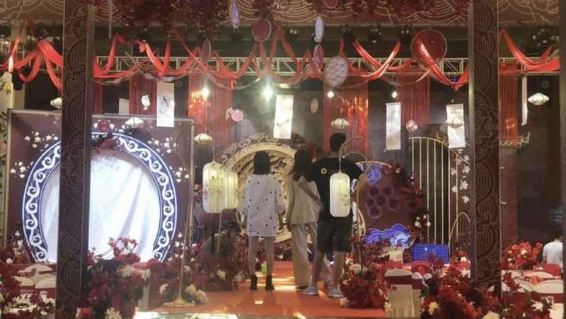 新人吐槽花近4万婚庆现场翻车:灯光音响掉链子,还临时加价