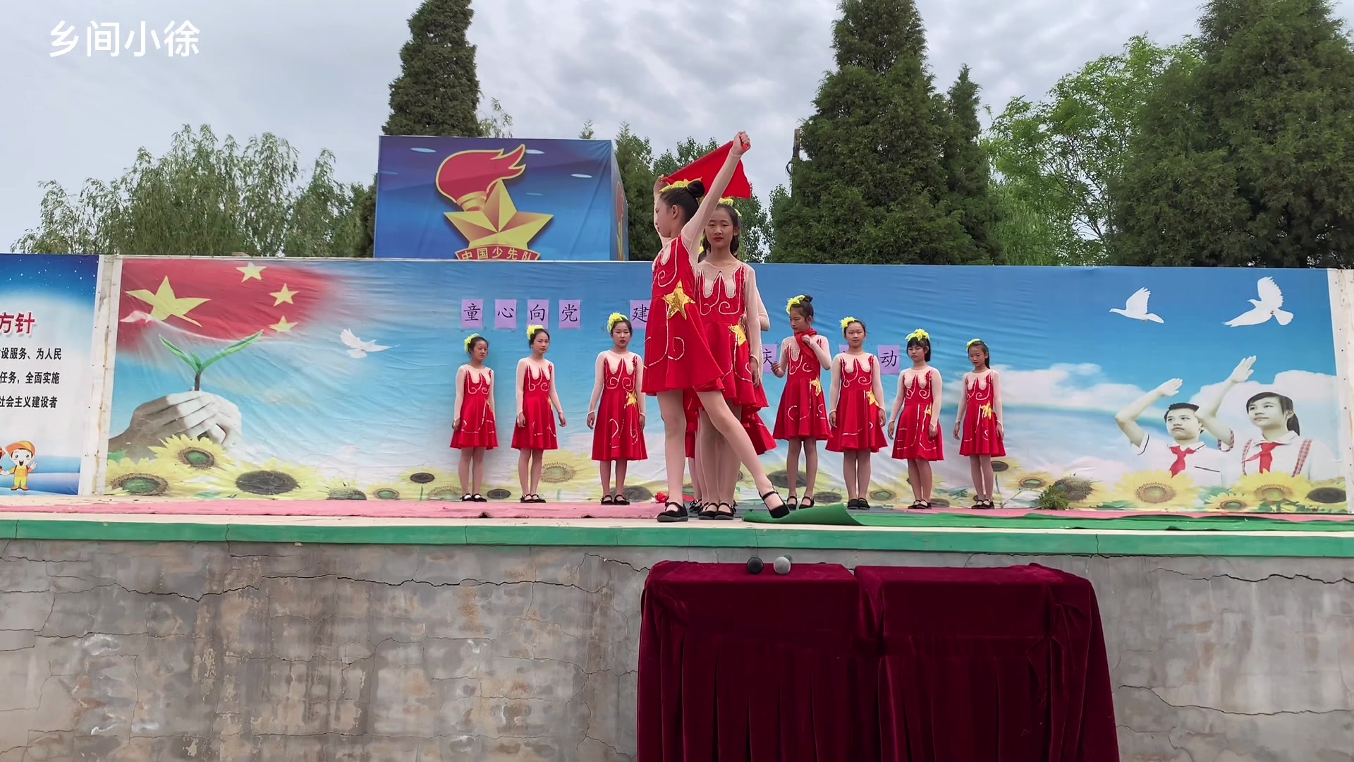马上儿童节了,女儿表演个节目,看表现得怎么样,喜欢就点个赞吧