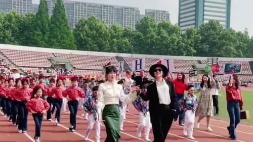 运动会入场式如此惊艳,不仅酷劲十足还很霸气,别人家的老师果然没有让人失望!