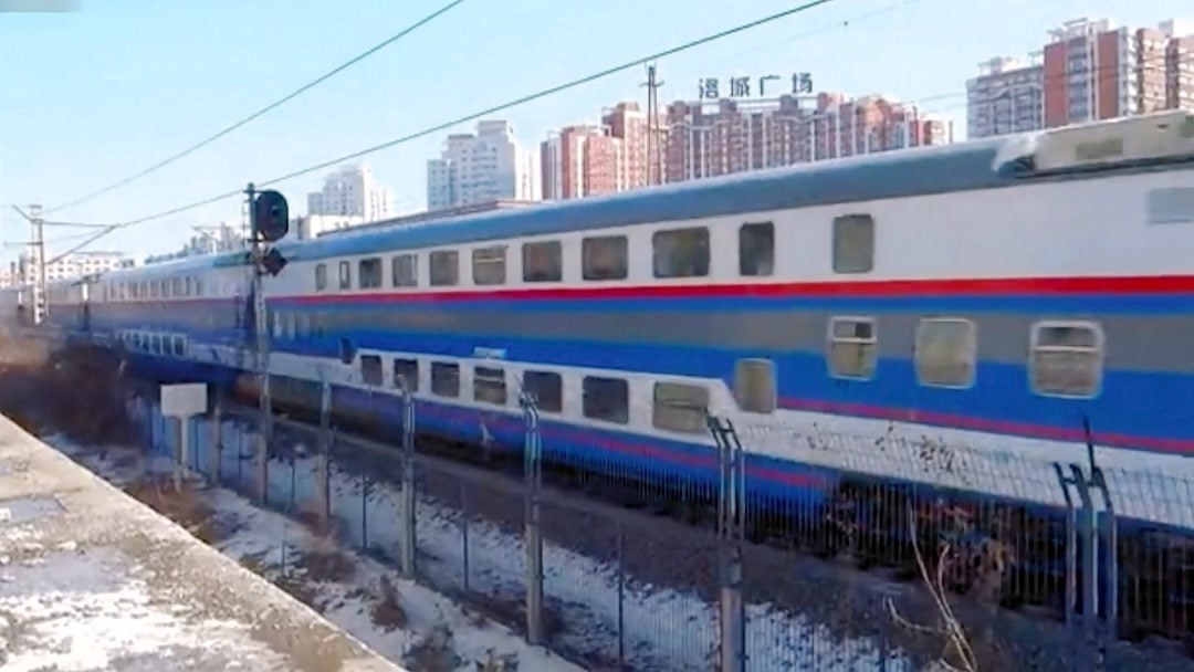 蓝色的双层火车现在不多见了!T309次列车沈阳开往齐齐哈尔