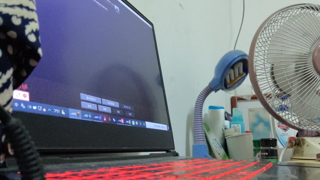 没有鼠标只好用笔记本自带鼠标打游戏了