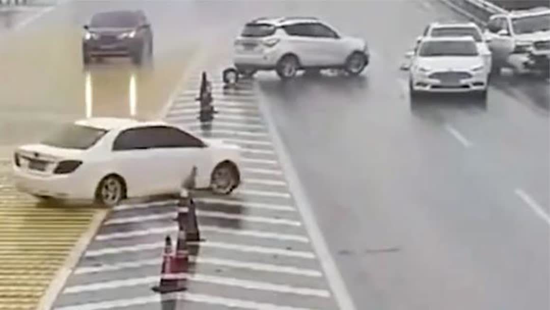 福特蒙迪欧高速匝道口停车,后车师傅刹车不及,这下赔大了