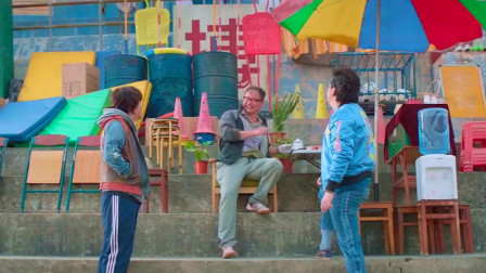 电影片段:教练听到两个球员辞职,喜极泪涕的露出笑容,笑到肚子疼