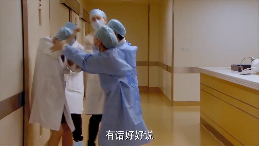 心术32:患者拔引流管出事,家属抓着女医生就打