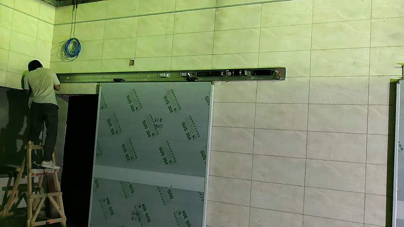 防辐射电动推拉铅门安装