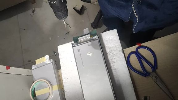 60V50AH组装电池的一幕,极耳打孔用铜螺丝做连接!