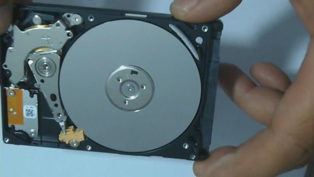 笔记本硬盘拆解开来 盘片原来特别漂亮 废旧硬盘还能再利用