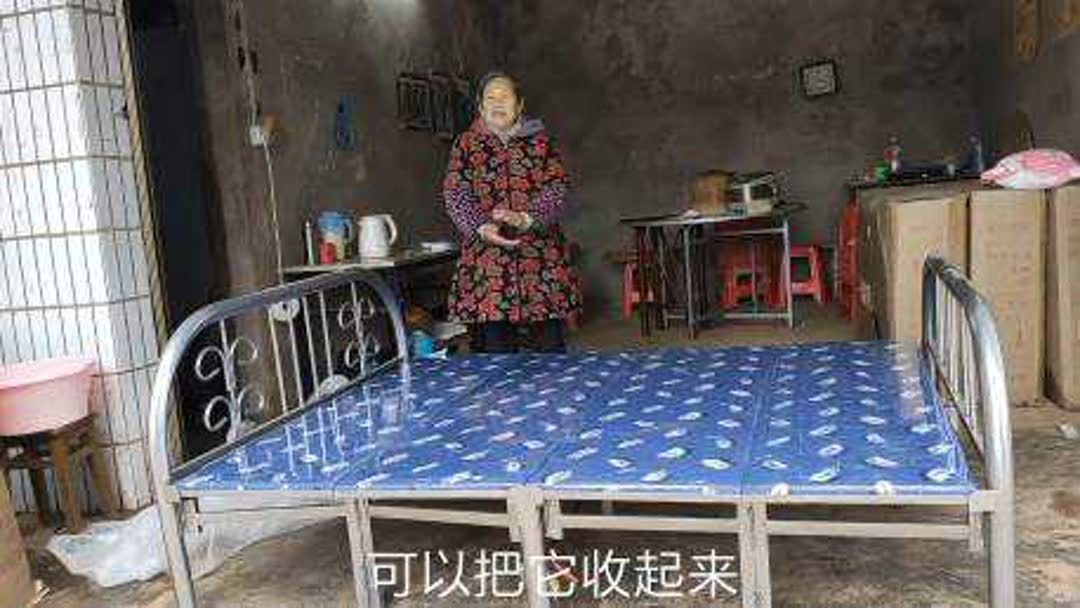 黄七姐网购折叠床到了,300多一张的床看看怎么样?