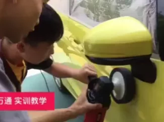 ...是新能源1701班杨志平同学实训的第二天,授课老师在一旁悉心指导,...