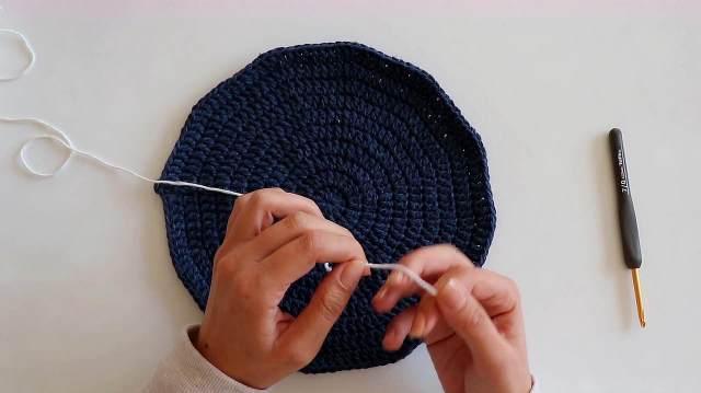 你知道如何用钩针编织圆形毛线吗,快来学习吧,非常简单