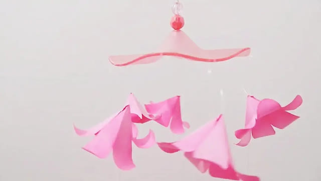 手工纸艺小妙招,可以挂在房间里的纸花风铃,做法很简单!