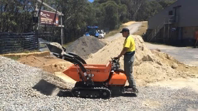 意大利小型翻斗车,一分钟装700公斤,中国网友:可以引进