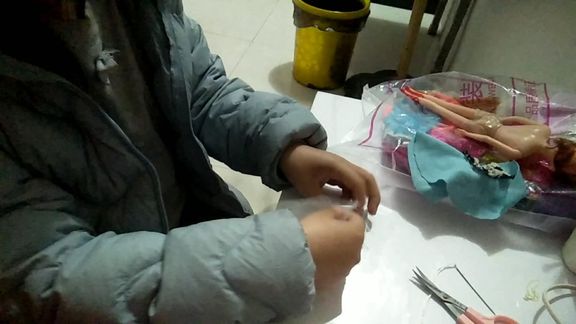 闺女心灵手巧,给芭比娃娃做了身新衣服