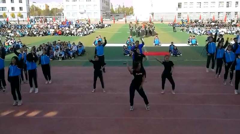 运动会别人班级的表演,最后跳《adios》太帅了,现场一下就嗨了