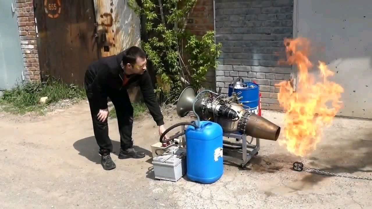 牛人将发电机改为涡轮喷气式发动机,隔屏也能感受到强大的气流