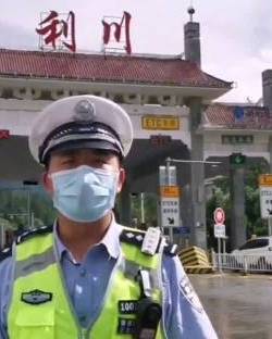 【交警随机检查:10辆车里有6辆,后排不系安全带!】#一盔一带# 为了解...