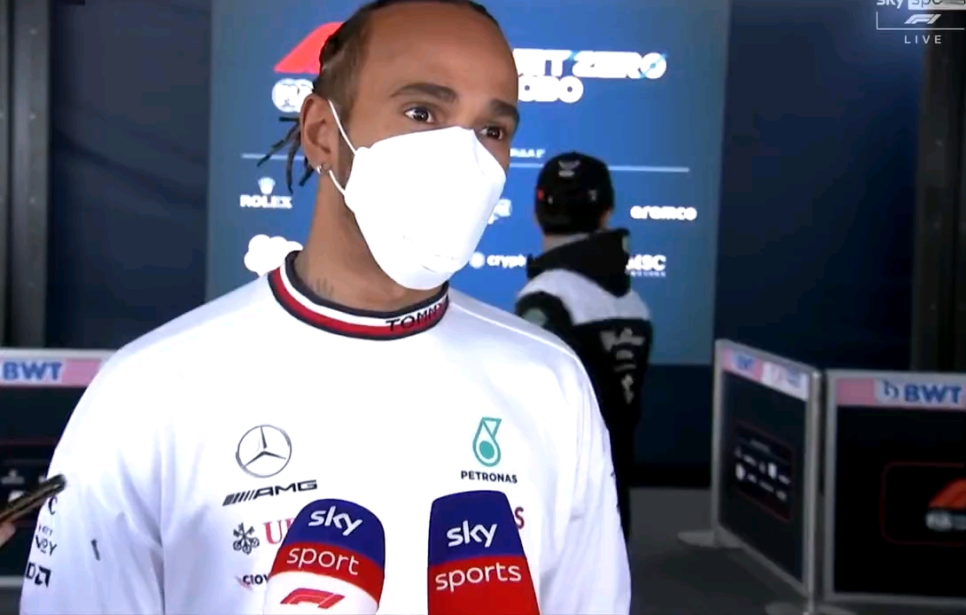 2022奥地利站,采访前汉密尔顿与周冠宇相互问候