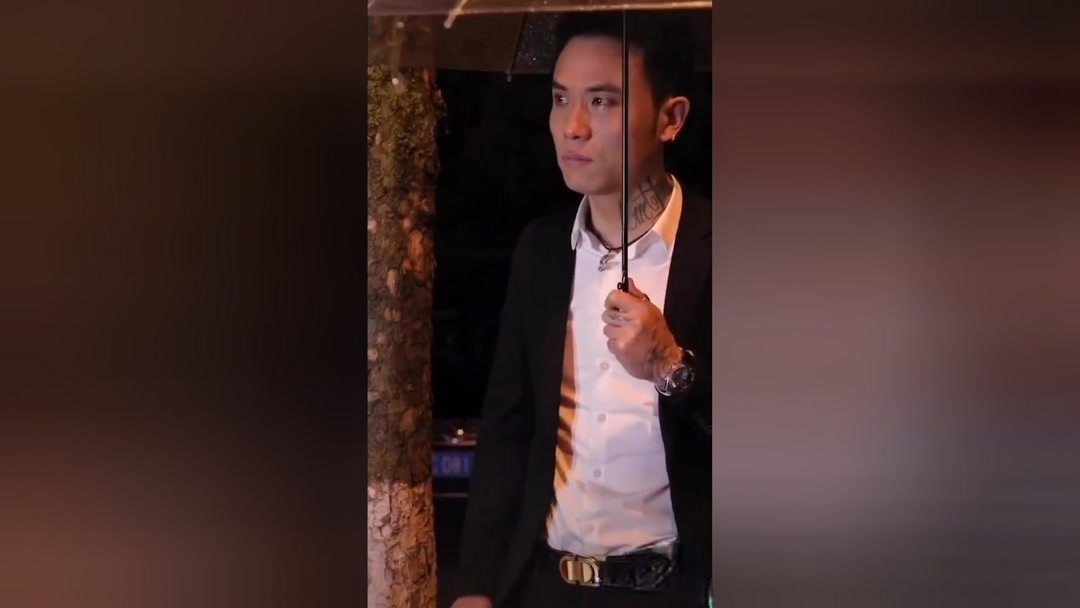 我就要把你放在置顶,背景照片也是你,带你见所有朋友,带你见所有亲人...