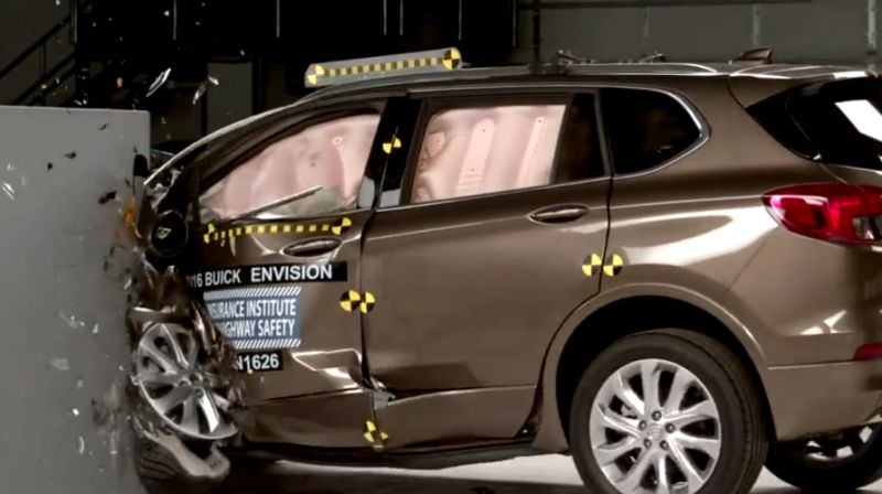 买汉兰达还是昂科威看看碰撞测试就知道了,画面太酸爽!