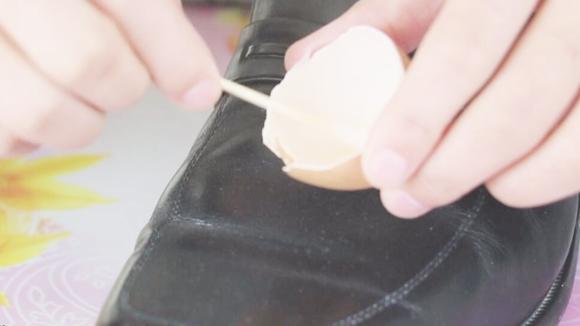 皮鞋有刮痕不要扔,教你一个修复皮鞋刮痕的小妙招,一分钟解决