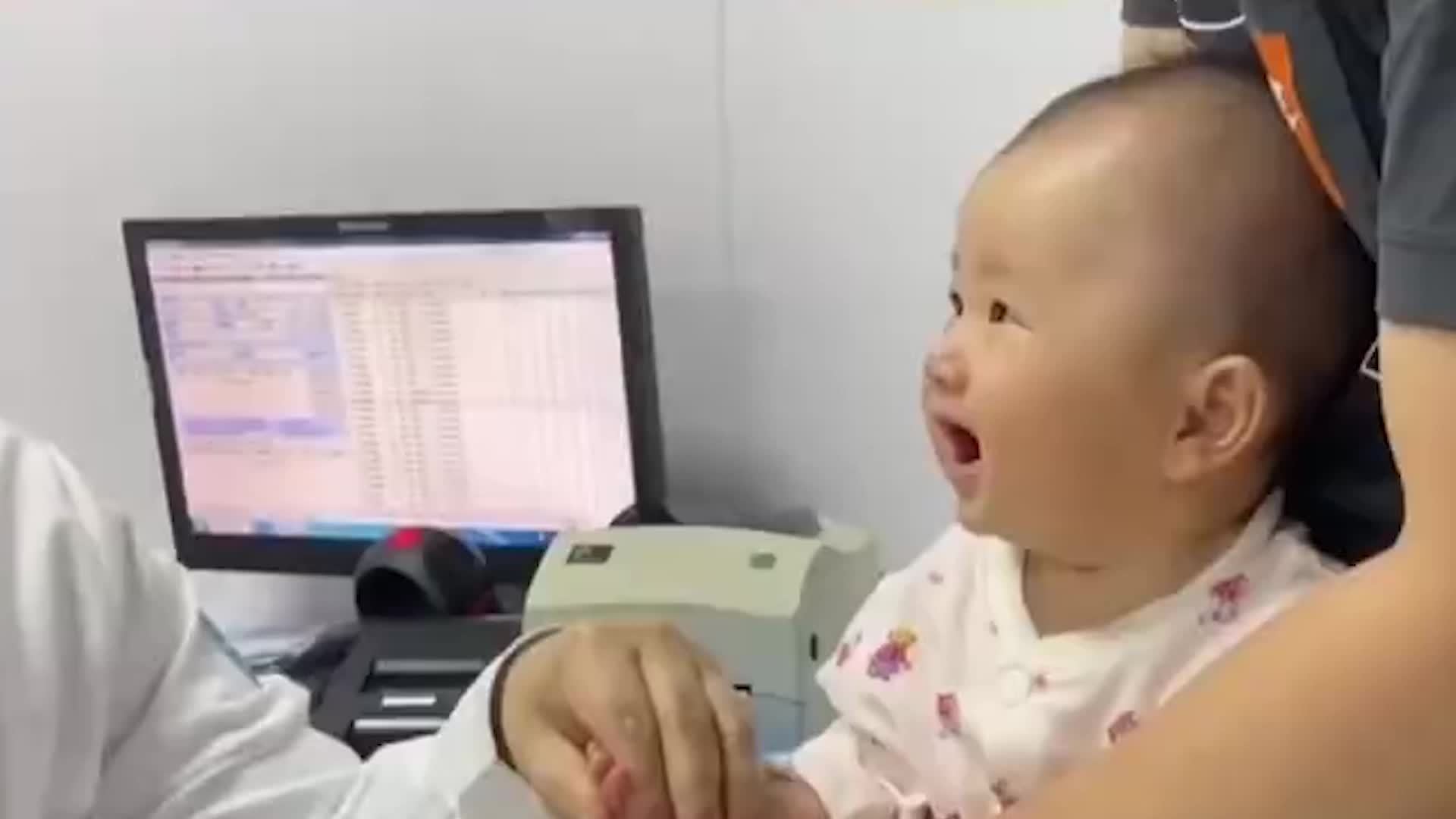 医生给宝宝抽指血疯狂夸赞,夸得他迷失自我:一时忘记了哭