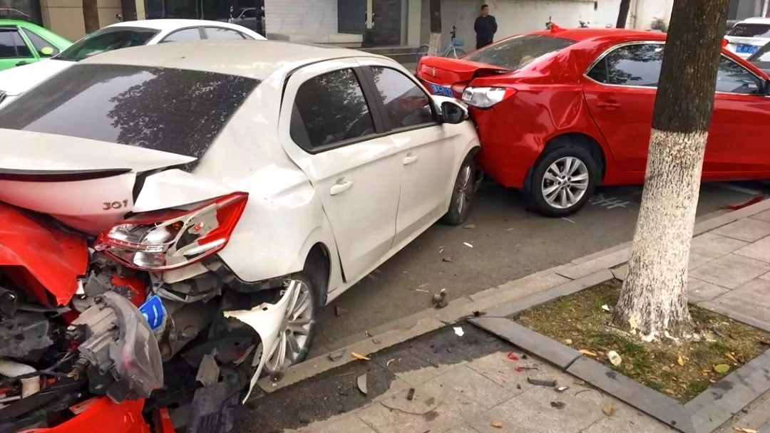 车停路边被撞,先报警还是先报保险?定损员:顺序错了一分不赔!