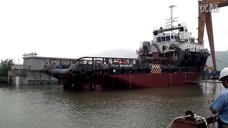 造船厂用气囊把船体下水过程