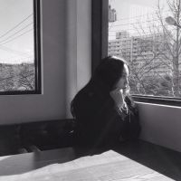 须小声点 