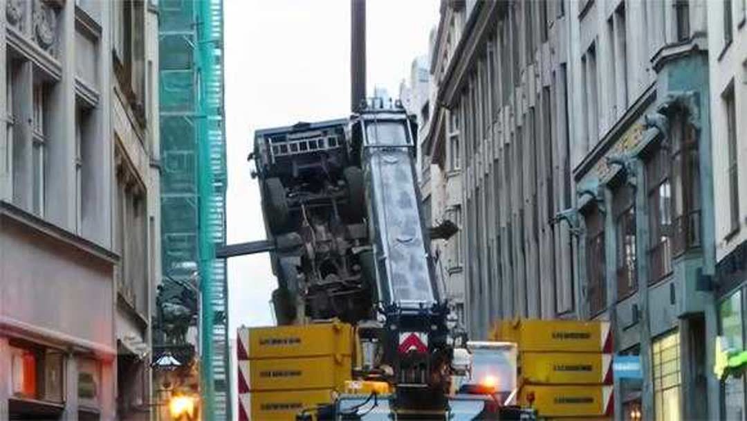 起重机最惨重的事故,一点点的失误,瞬间造成千万的损失!