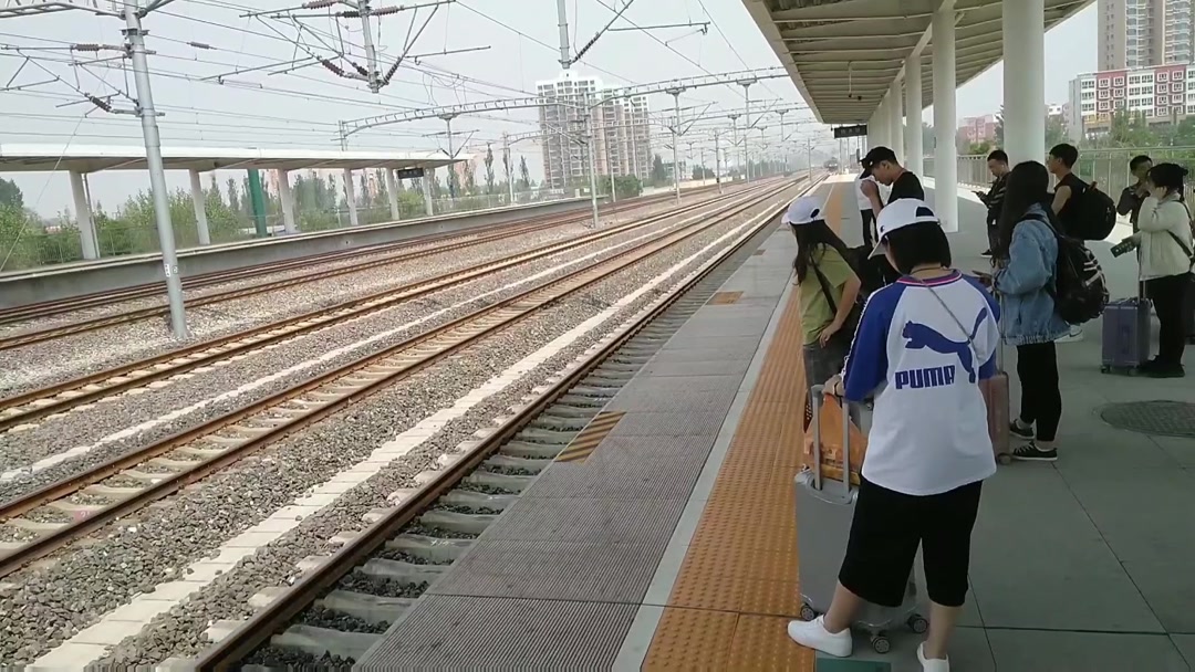 京广线客车K2285进徐水站