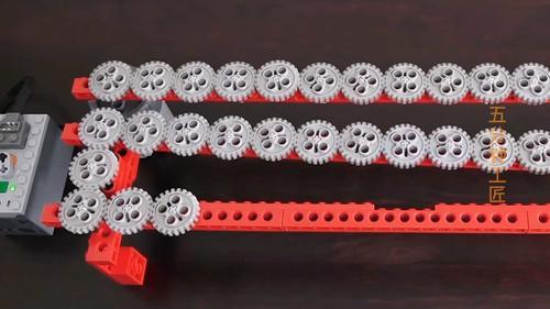 今天试试乐高最长的齿轮组合,看带动多少个齿轮就是它的极限?