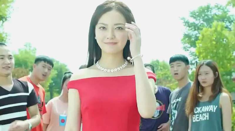 丑女获得一款神奇修图软件,美颜等同于换脸,回头率瞬间飙升!