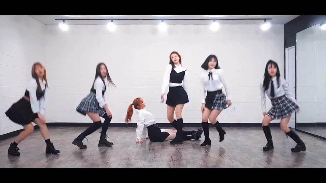 舞团练习室翻跳EVERGLOW组合舞蹈服装搭配很靓-