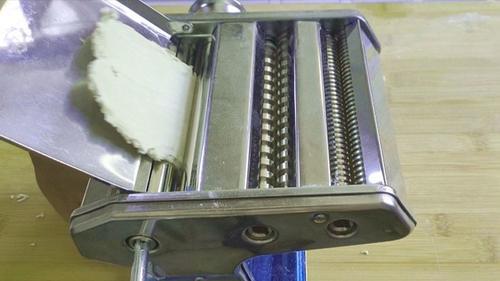 迷你压面机测试:手摇压面机小孩也能操作,是真的吗?