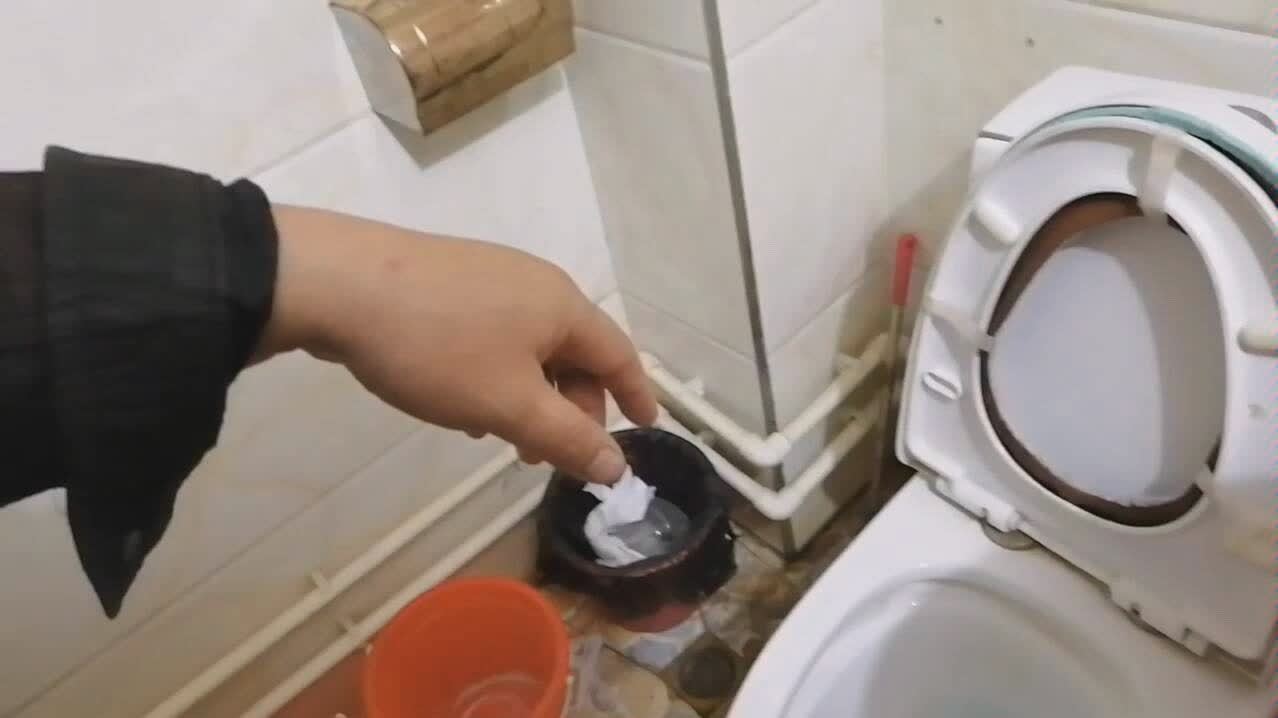 马桶堵塞,别急着找疏通师傅,试试这一招,顺畅有效不花钱