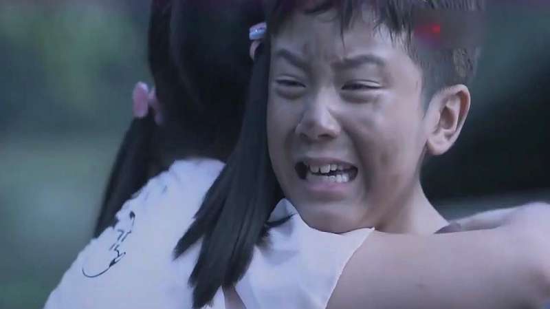 小孩子被人贩子拐卖,在大街上乞讨,遇见亲人却不敢相认!