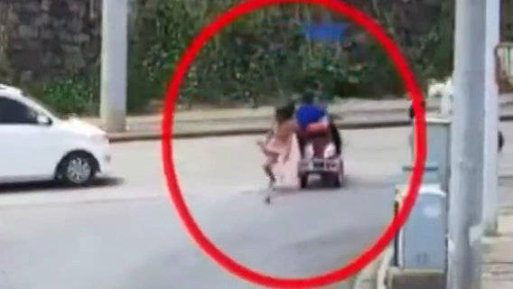 死里逃生!再快一秒后果不堪设想,侧坐在电动车上非常危险!#行车安全#
