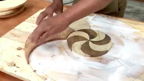 小伙脑洞大开,用废旧轮胎制作创意的桌子,被土豪看中大量采购