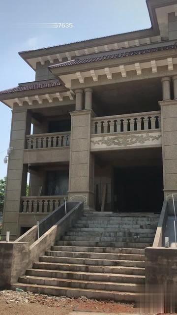 好霸气的别墅,豪华地下室,挑空客厅,旋转楼梯,观光电梯,是不是豪华...