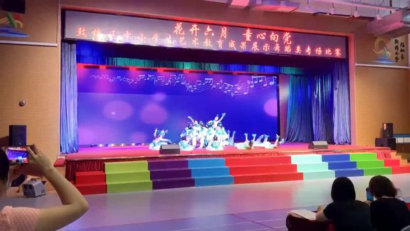 简单大气的舞蹈适合5岁以上的孩子,这些都是六七岁的小学生!