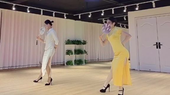 #旗袍美人 “女孩子要么穿着汉服,柔情万里”“要么穿上旗袍