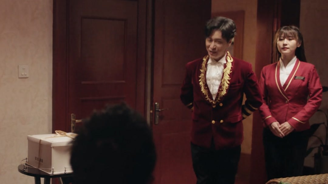 《入住请登记》冯不同走进男子房间 准备将蛋糕拿走