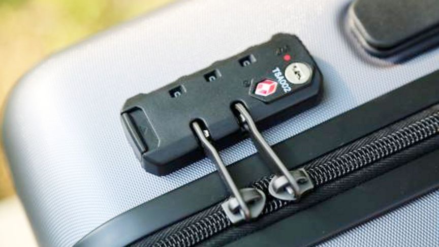 出门旅行,忘了行李箱锁密码不要慌,一支圆珠笔轻松打开箱子