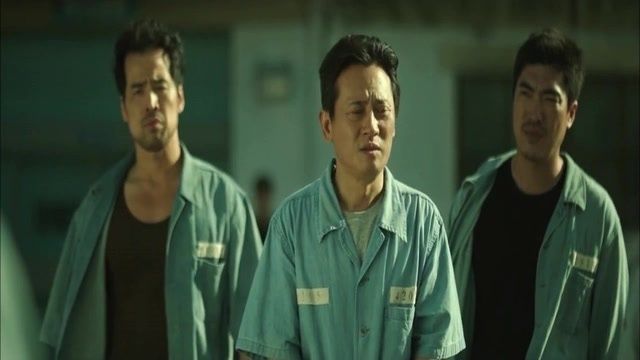 检察官入狱利用自己的工作经验俨然成为狱中老大~~·