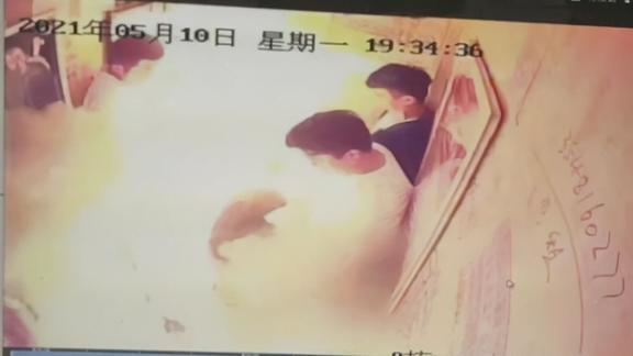 成都一电动车在电梯内突然起火烧伤多人,包括一名婴儿