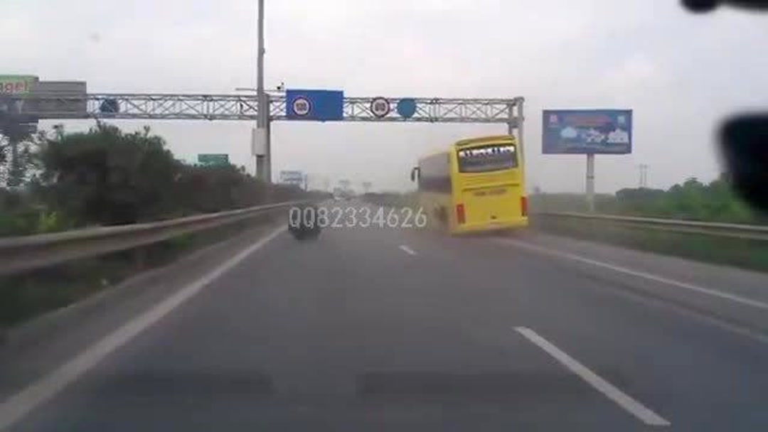 越南客车行驶中轮胎飞了