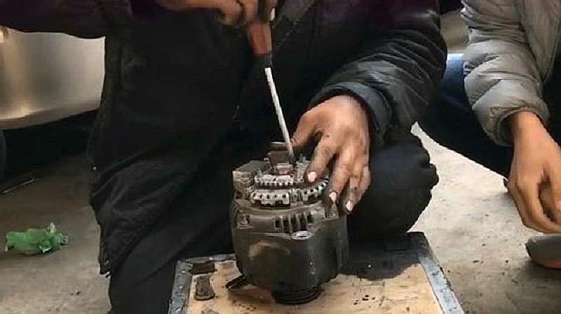 现场实拍更换发电机碳刷,让车主省钱,这才叫修理工!